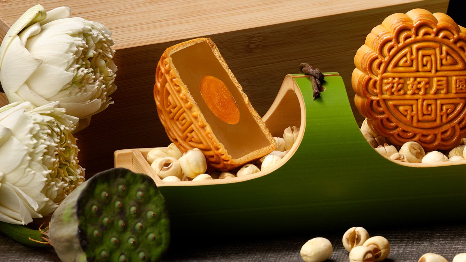 Mid-Autumn Splendour: White Lotus Paste with Single Yolk Mooncake
