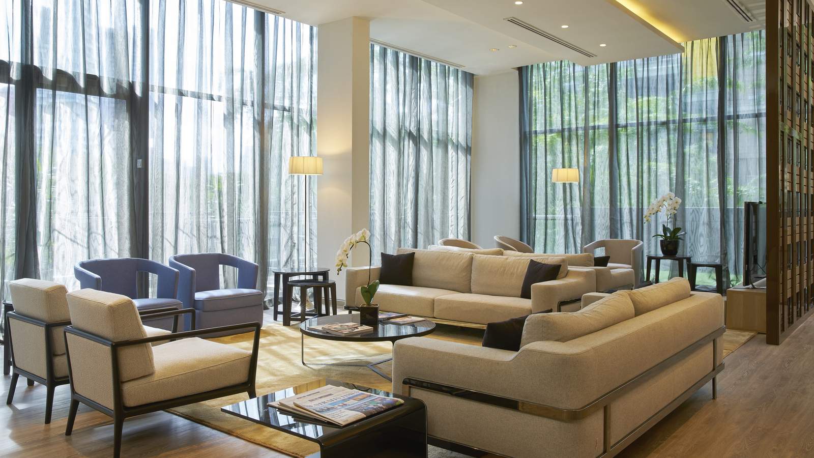 Day use of Pacific Lounge with hydro-therapeutic spa