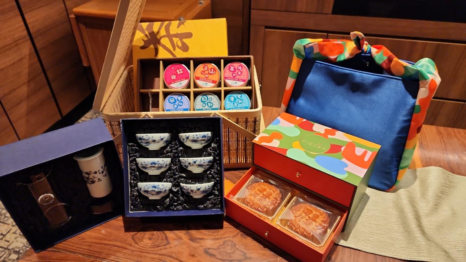 Mooncakes and Tea Set